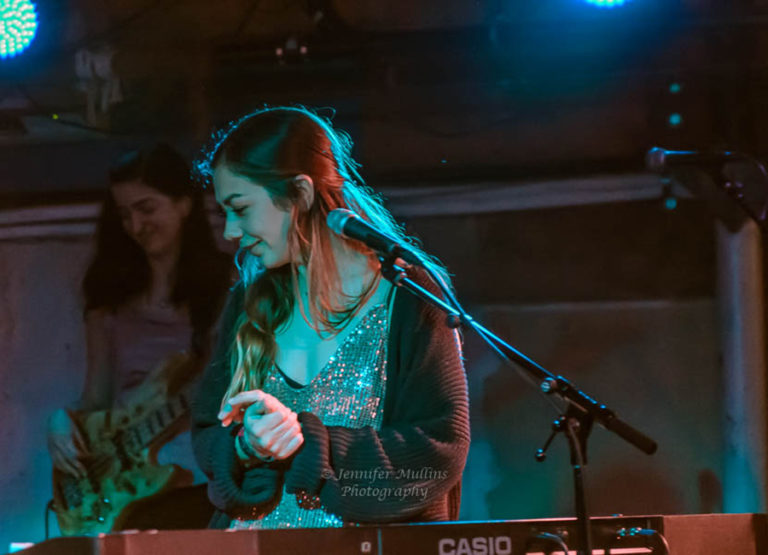 Danielle Durack concert pictures . Indie pop music photography.