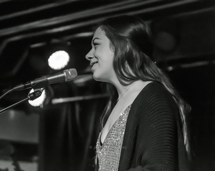 Danielle Durack concert pictures . Indie pop music photography.