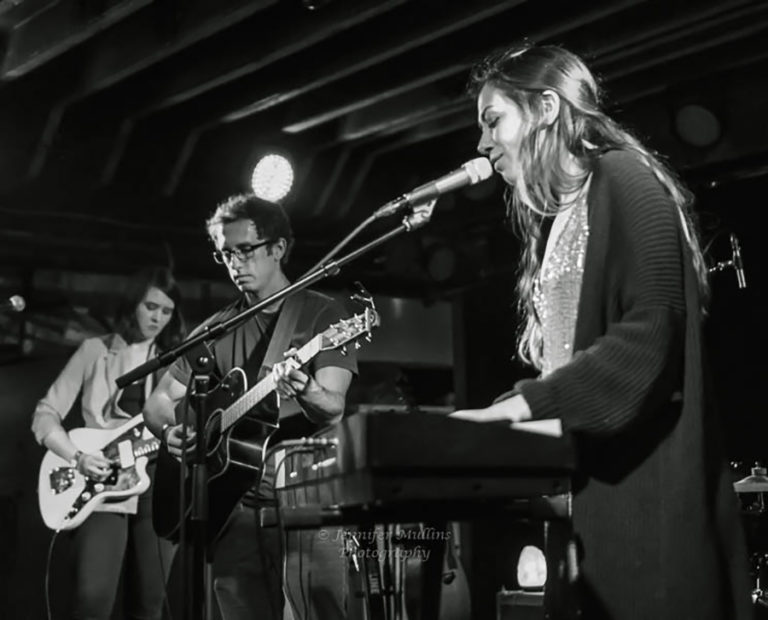 Danielle Durack concert pictures . Indie pop music photography.