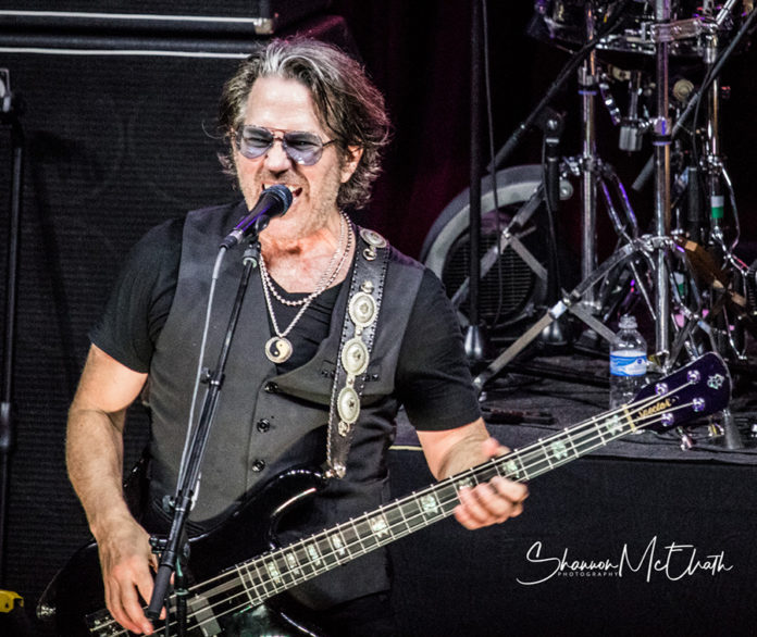 The music photography magazine gallery of Winger in concert