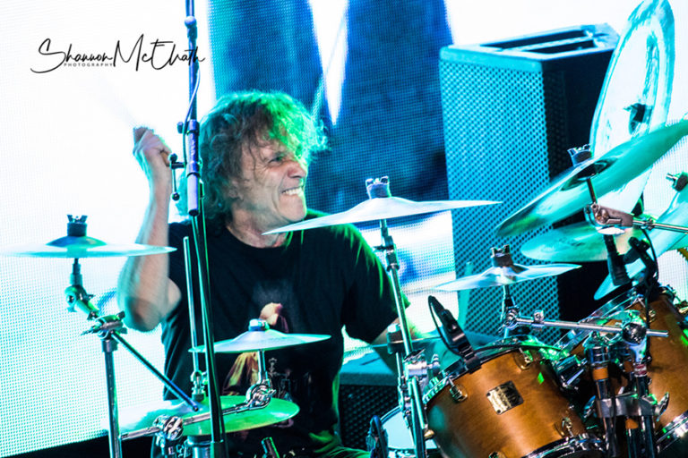The music photography magazine gallery of Winger in concert
