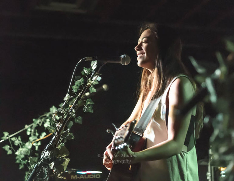 Indie pop music photography. Concert pictures of Danielle Durack