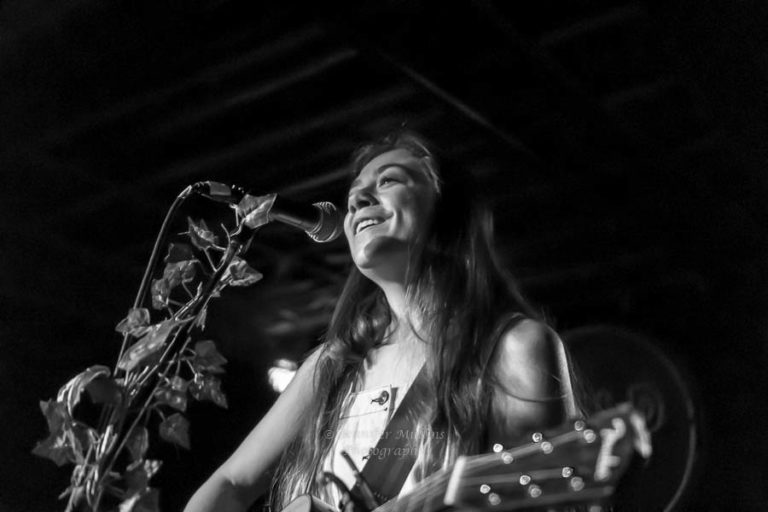 Indie pop music photography. Concert pictures of Danielle Durack